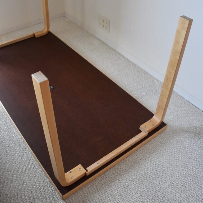 artek 】テーブル組み立て完了？下穴を開けてネジで幕板を取り付けました【 81A 】 | わが家のここち。